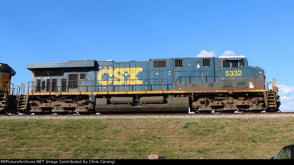 CSXT 5332 on Q300-10